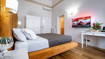 Roupa hipoalergénica, camas de colchão viscoelástico, cofre no quarto