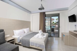 Estúdio premium, vista para a piscina | Roupas de cama antialérgicas, quartos à prova de som, Wi-Fi de cortesia