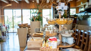 Uma mesa de buffet com diversos alimentos e utensílios.
