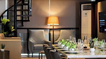 The Garden Suite | Sala de estar | Smart TV de 42 polegadas com canais por cabo