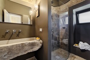 Grande suite con terrazza | Casa de banho | Produtos de higiene exclusivos, um secador de cabelo, chinelos, um bidé 
