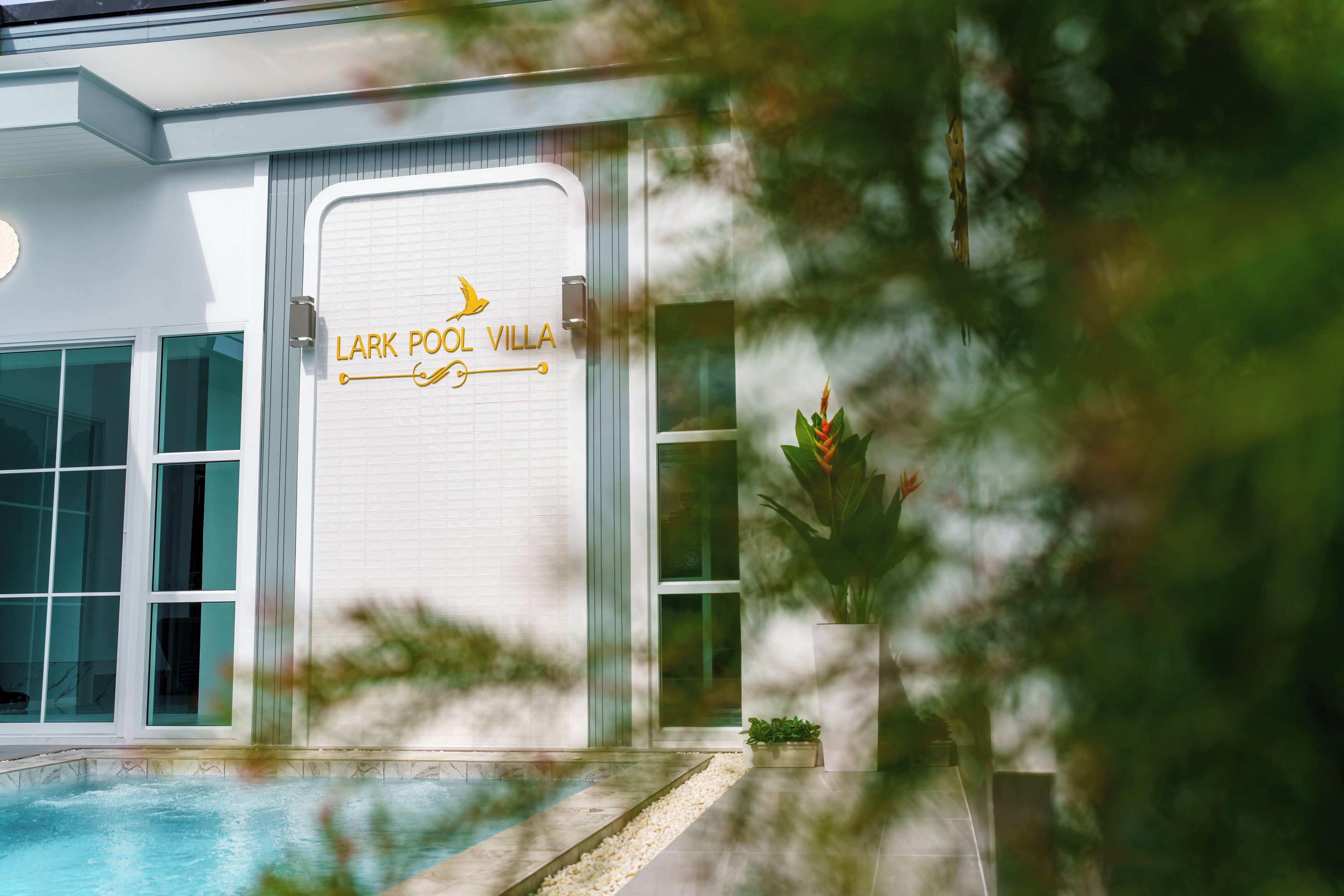 Um edifício moderno com uma placa que diz "LARK POOL VILLA".