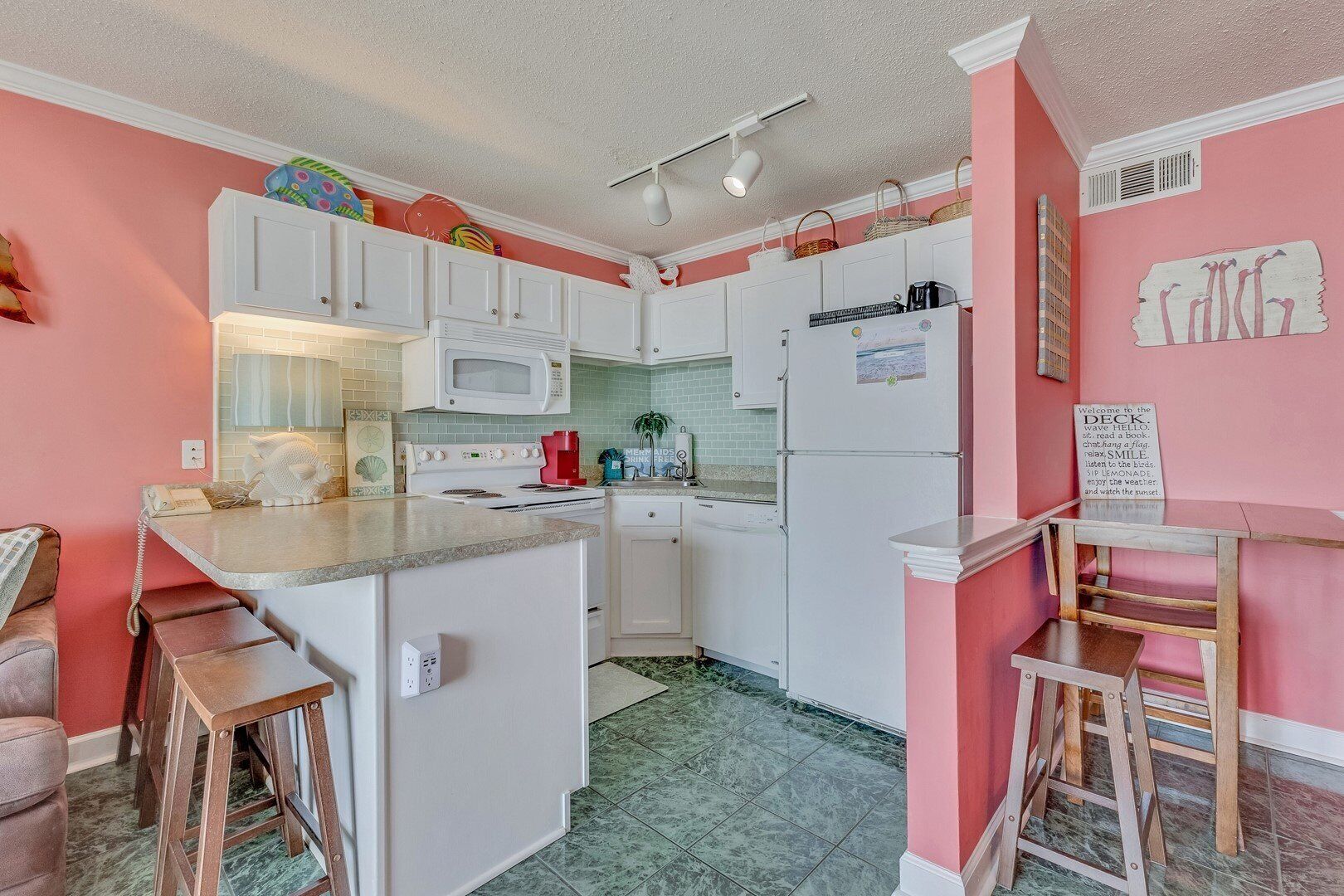 Apartamento em Condomínio Fechado, 1 quarto | Cozinha privada | Um frigorífico, um forno, uma cafeteira/bule, uma torradeira 