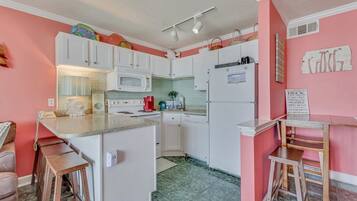 Apartamento em Condomínio Fechado, 1 quarto | Cozinha privada | Um frigorífico, um forno, uma cafeteira/bule, uma torradeira