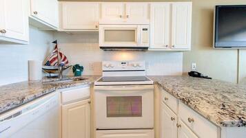 Apartamento em Condomínio Fechado, 1 quarto | Cozinha privada | Um frigorífico, um forno, uma cafeteira/bule, uma torradeira