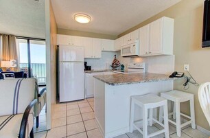 Apartamento em Condomínio Fechado, 1 quarto | Cozinha privada | Um frigorífico, um forno, uma cafeteira/bule, uma torradeira 