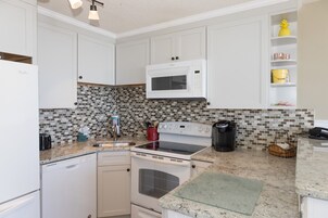 Apartamento em Condomínio Fechado, 1 quarto | Cozinha privada | Um frigorífico, um forno, uma cafeteira/bule, uma torradeira 