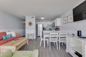 Apartamento em Condomínio Fechado, 1 quarto | Sala de estar