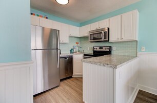 Apartamento em Condomínio Fechado, 1 quarto | Cozinha privada | Um frigorífico, um forno, uma cafeteira/bule, uma torradeira 