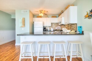 Condo, 2 quartos | Cozinha privada | Geladeira, fogão, cafeteira/chaleira, torradeira