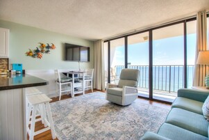 Condo, 2 quartos | Área de estar