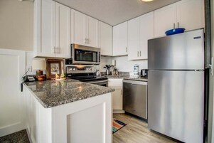 Apartamento em Condomínio Fechado, 1 quarto | Cozinha privada | Um frigorífico, um forno, uma cafeteira/bule, uma torradeira 