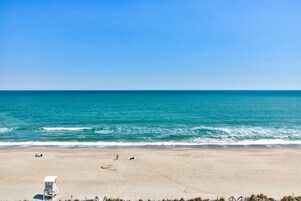 Apartamento em Condomínio Fechado, 2 quartos | Praia | Na praia 