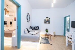 Strogili Suite | Área de estar | TV de tela plana 32 polegadas com canais a cabo, TV