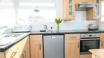 Um frigorífico, uma chaleira elétrica, uma torradeira