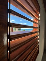 Escrivaninha, espaço de trabalho para notebook, Wi-Fi de cortesia