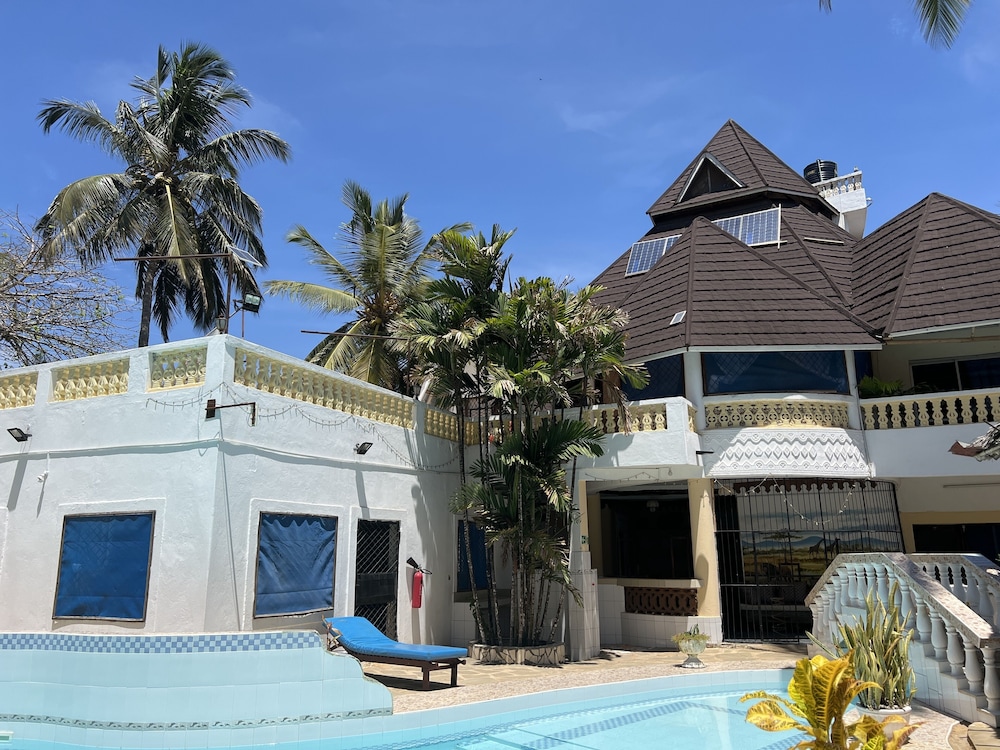 Lovely 5-bed Room House With A Swimming Pool - Diani Beach