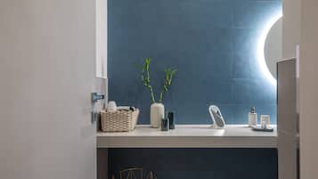 Quarto Duplo ou Twin Comfort | Casa de banho | Um polibã, um chuveiro fixo, artigos de higiene pessoal grátis