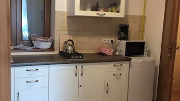 Estúdio Cidade | Cozinha privada | Minifrigorífico, um micro-ondas, uma chaleira elétrica, uma torradeira