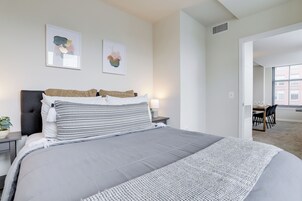 Apartamento Comfort, 2 quartos, Vista para a cidade | Roupa de alta qualidade, secretária, cortinas/cortinados opacos