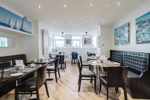 Café da manhã completo diário (GBP 10.00 por pessoa) 