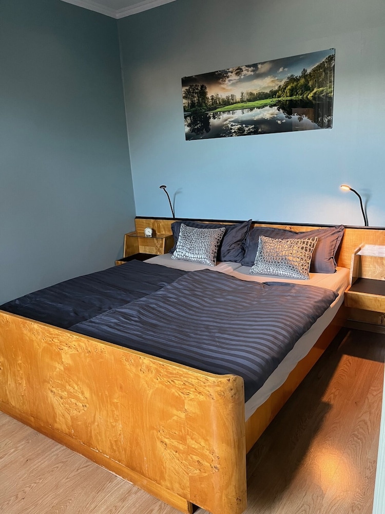 Direkt Stadtmitte, 95qm Liebevolle Fewo/1og Mit Großer Südterrasse, 900m Zum See - Neubrandenburg