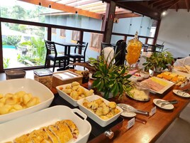 Café da manhã com buffet grátis todos os dias