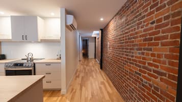 Apartamento | Cozinha privada | Um frigorífico/congelador grande, um micro-ondas, um forno