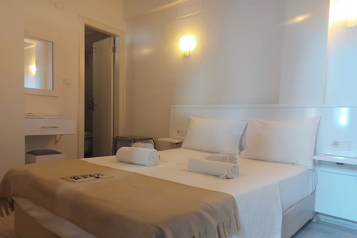 Quarto casal básico | Wi-Fi de cortesia, roupa de cama