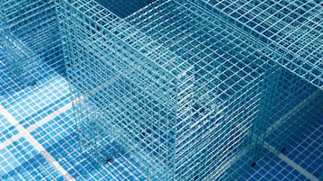 Close-up de uma estrutura de grade azul de metal, provavelmente parte de um sistema de piscina ou filtragem de água.