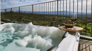 Suite with Balcony  and Exterior jetted tub with Mountain View | Vista para o jardim