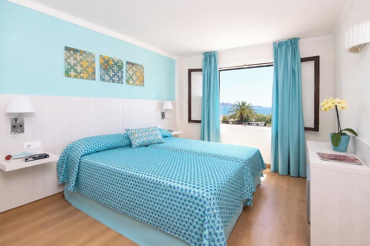 Apartamento, 1 quarto, sacada | 1 quarto, edredons de pluma, cofres nos quartos, cortinas blackout