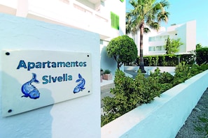 Placa para 'Apartamentos Sivella' com a representação de dois peixes.
