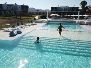 Piscina exterior sazonal, da(s) 10:00 à(s) 18:00, guarda-sóis 