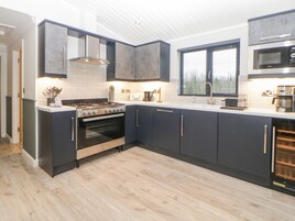 Um frigorífico, uma máquina de lavar louça, uma chaleira elétrica 