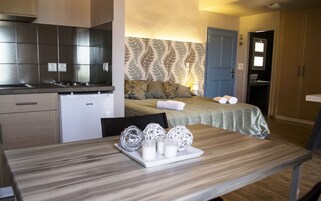Secretária, com decoração personalizada, com mobília individualizada 