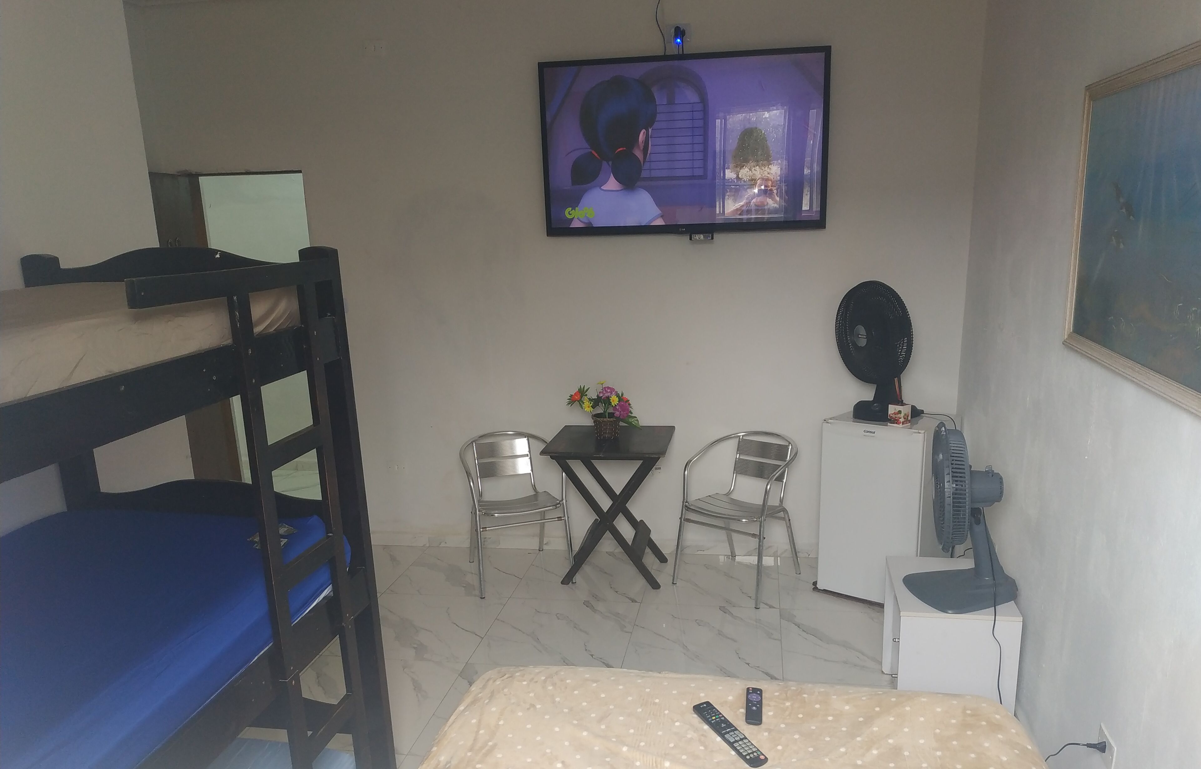 Quarto família | Individualmente decorados, espaço de trabalho para notebook
