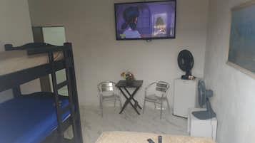 Quarto família | Individualmente decorados, espaço de trabalho para notebook