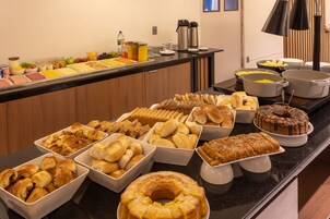 Café da manhã com buffet grátis todos os dias