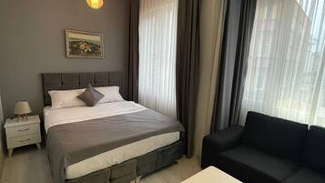 Quarto Quádruplo Standard | Minibar, cofre no quarto, quartos insonorizados, ferro/tábua de engomar