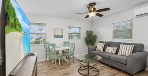 Condo, 1 cama Queen e sofá-cama, sacada (Waterview) | Área de estar | Smart TV 65 polegadas com canais digitais, TV, serviços de streaming