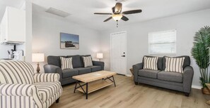 Condo, 2 quartos, sacada (waterview) | Área de estar | Smart TV 65 polegadas com canais digitais, TV, serviços de streaming