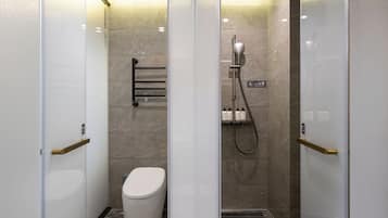 Quarto Duplo Standard, 1 cama de casal, não fumadores | Casa de banho | Um polibã, um secador de cabelo, chinelos, champô