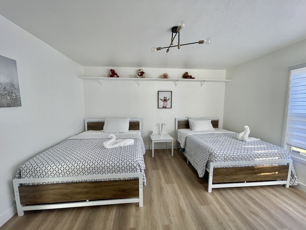 A Gem! Executive Brand New Entire House close to Westfield & Apple ...