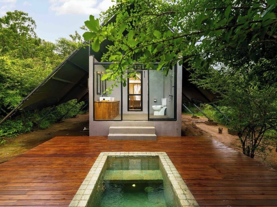 Quarto Duplo Deluxe | Casa de banho | Um polibã, um chuveiro fixo, artigos de higiene pessoal grátis