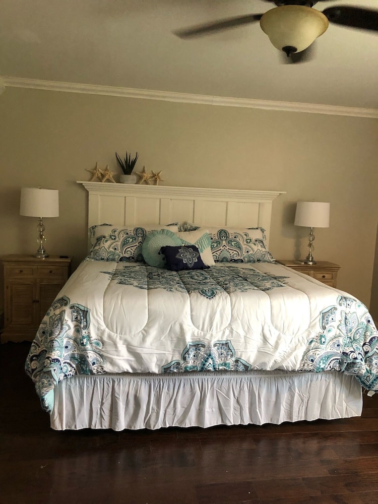 Gambrel Home 4 Bedroom 2 Bath Great Neighborhood - Bangor, ME