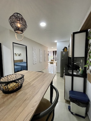 Apartamento, 3 quartos | Cozinha privada | Um frigorífico/congelador grande, um micro-ondas, uma placa de cozinha 