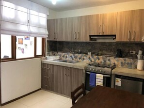 Estúdio | Cozinha privada | Geladeira, fogão, cooktop, chaleira elétrica