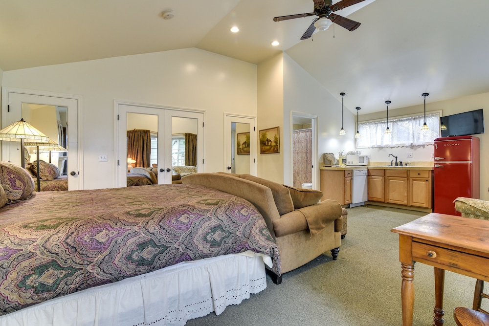 Cozy Portland Studio W/ Electric Fireplace - Tigard, OR