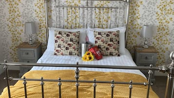 Quarto standard, 1 cama de casal | Roupas de cama premium, individualmente mobiliados